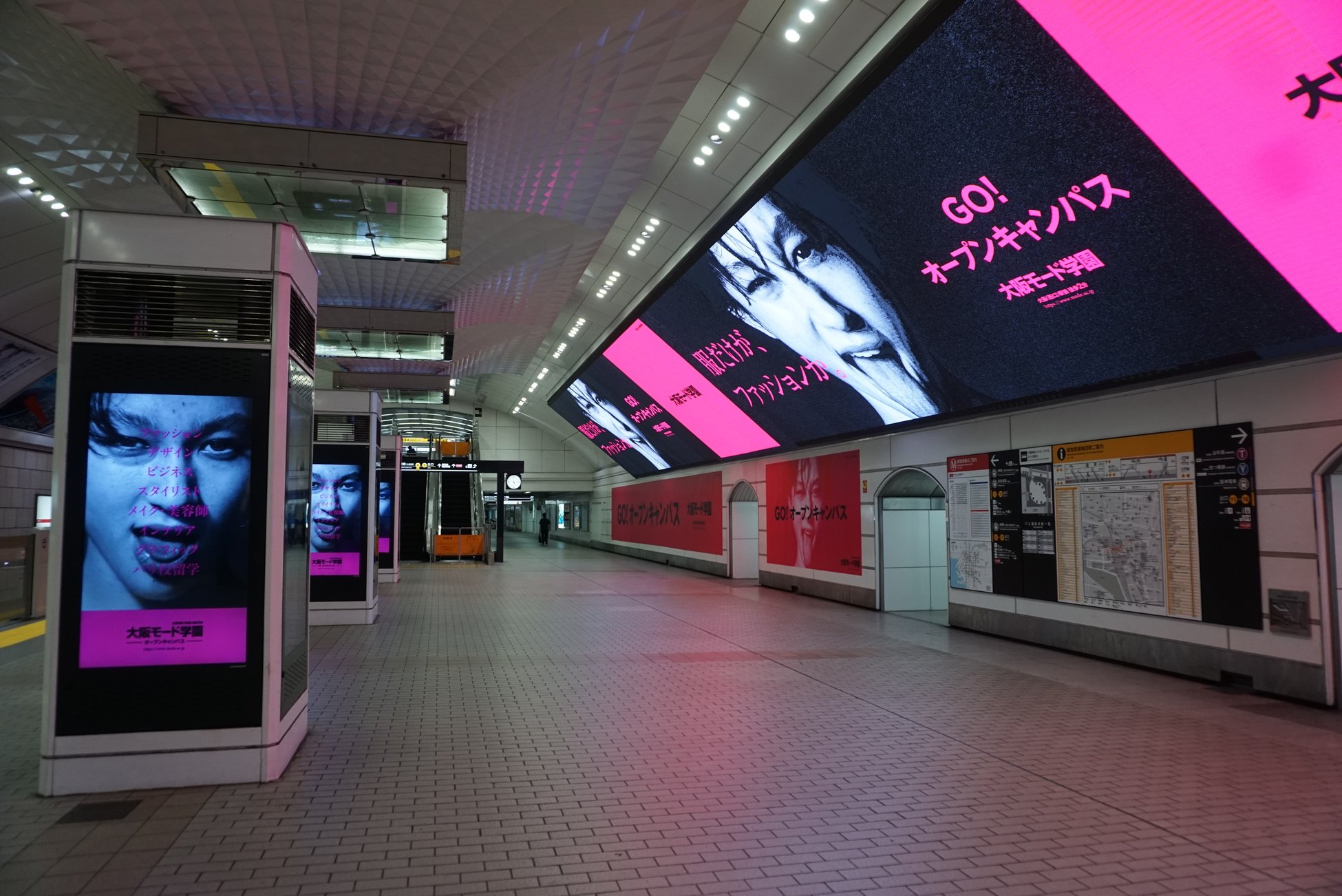 大阪モード学園のオープンキャンパス広告にCGIを駆使したシュールOOHを導入 〜実際の空間には存在しないオブジェクトを配置したデジタルOOH/OOH広告の新しい表現手法
