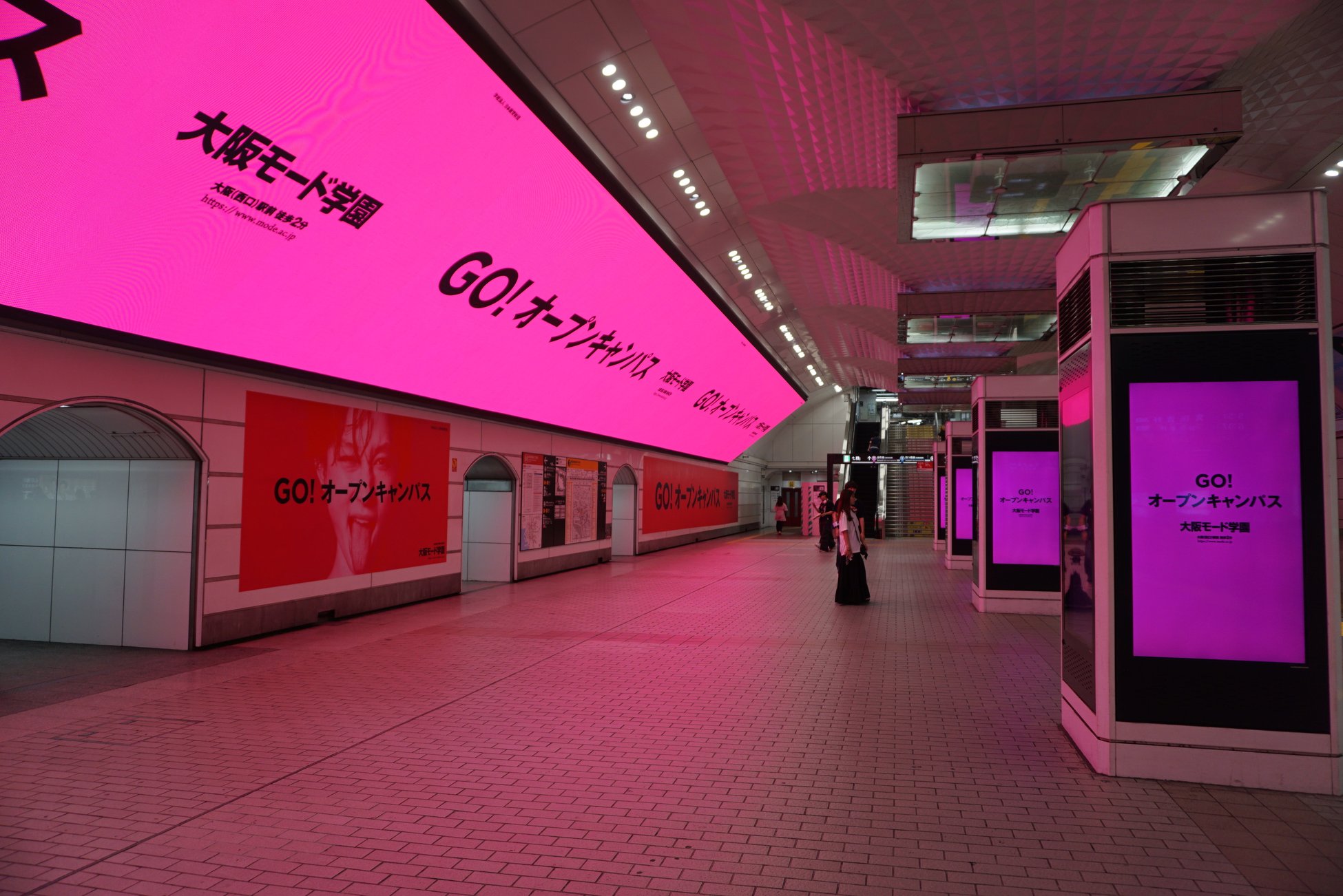 大阪モード学園のオープンキャンパス広告にCGIを駆使したシュールOOHを導入 〜実際の空間には存在しないオブジェクトを配置したデジタルOOH ...